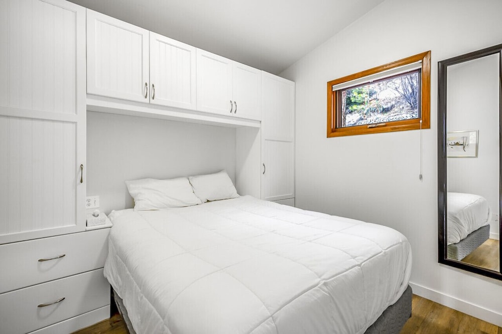 Cozy Cottage By The Lakeshore #4 - West Kelowna