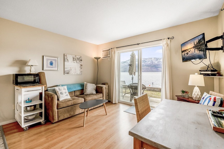 The Lakeside Condo With Large Outdoor Space #105 - Peachland