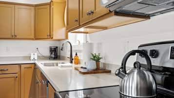 Cabana design, 2 quartos | Cozinha privada | Geladeira grande, micro-ondas, fogão, cooktop