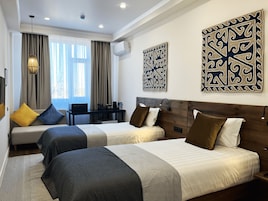 Quarto Twin, várias camas | Roupa de alta qualidade, camas de colchão pillowtop, cofre no quarto
