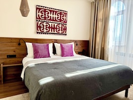 Suite Empresarial, 1 cama king-size e sofá-cama | Roupa de alta qualidade, camas de colchão pillowtop, cofre no quarto