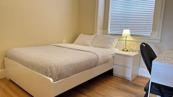 Quarto casal clássico, 1 cama Queen, banheiro compartilhado | Escrivaninha, Wi-Fi de cortesia, roupa de cama