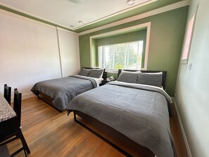Quarto Quádruplo Deluxe, 2 camas queen-size, casa de banho privativa (Room G) | Secretária, Wi-fi grátis, roupa de cama fornecida 