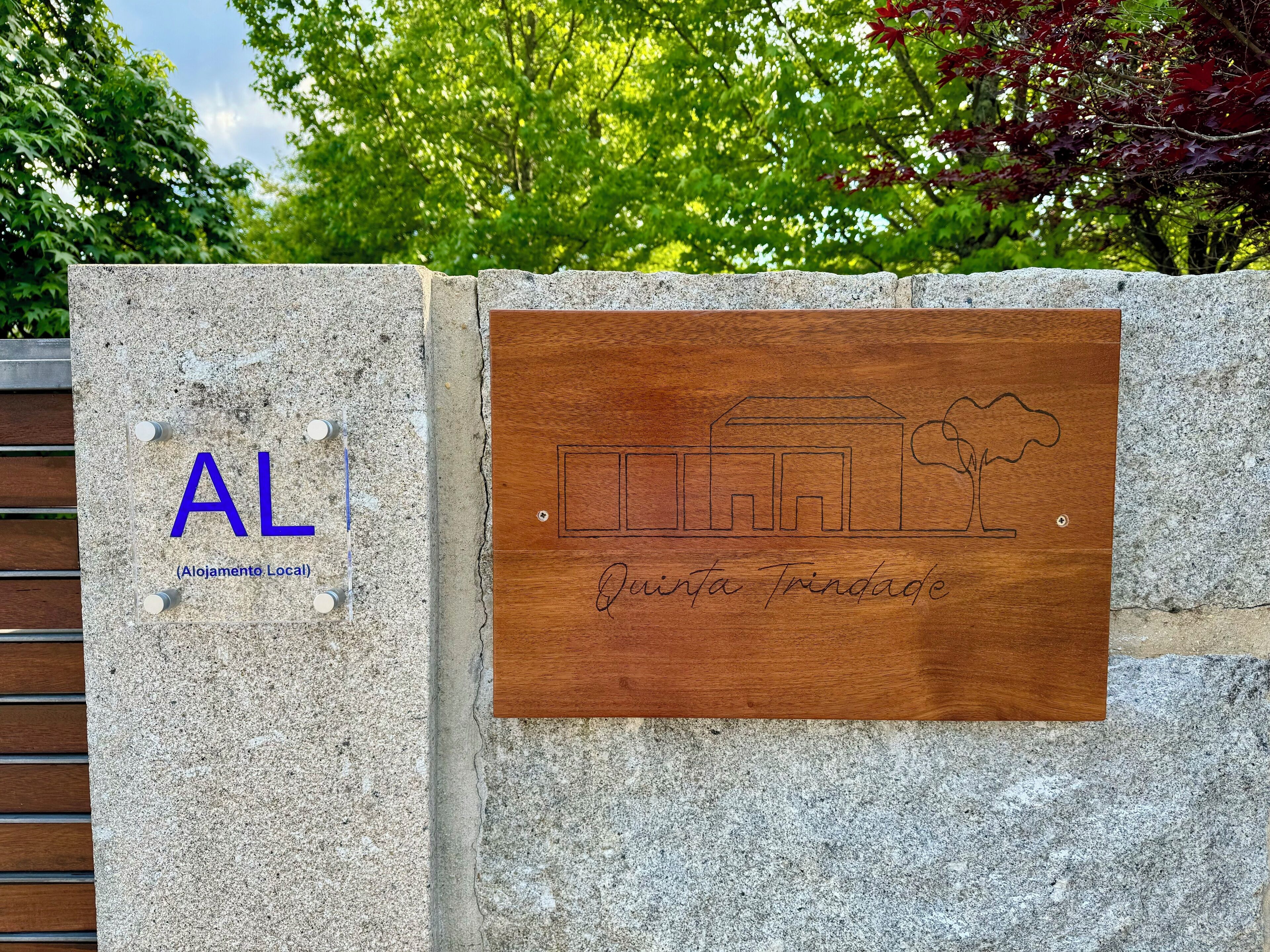 Placa com 'AL' e 'Alojamento Local', indicando estabelecimento de alojamento local.
