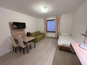 Apartamento Familiar | Cofre no quarto, com decoração personalizada 