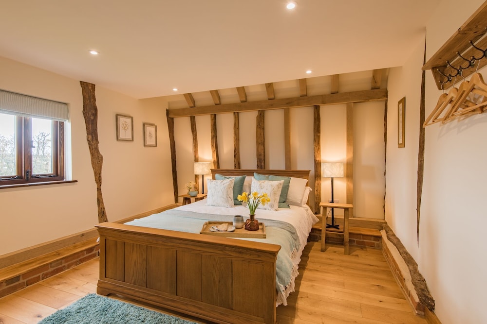 The Thatched Barn - A Holiday Let That Sleeps 2 Guests In 1 Bedroom - Hythe