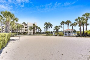 Condo, 1 cama King e sofá-cama (Land's End 4-201 Bay Front) | Campo esportivo