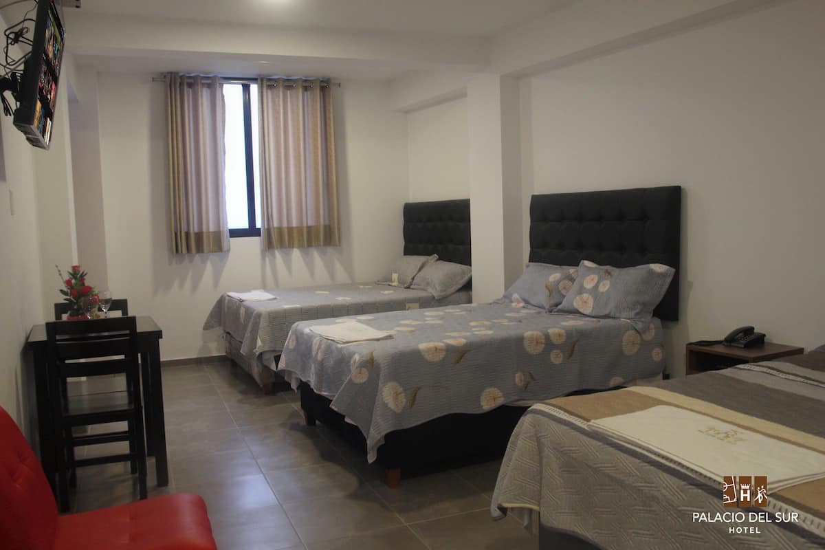 Quarto Triplo Familiar | Secretária, roupa de cama fornecida