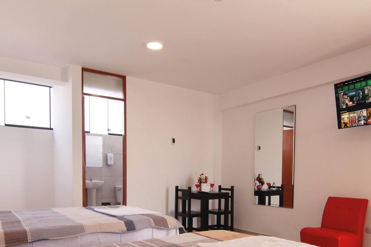 Quarto Duplo Económico | Secretária, roupa de cama fornecida