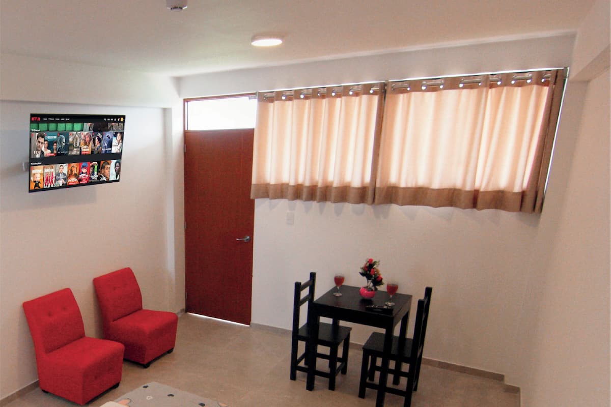 Quarto Individual Básico, 1 cama queen-size, casa de banho privativa | Secretária, roupa de cama fornecida