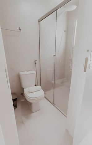 Chuveiro, chuveiro com efeito de chuva, toalhas de banho