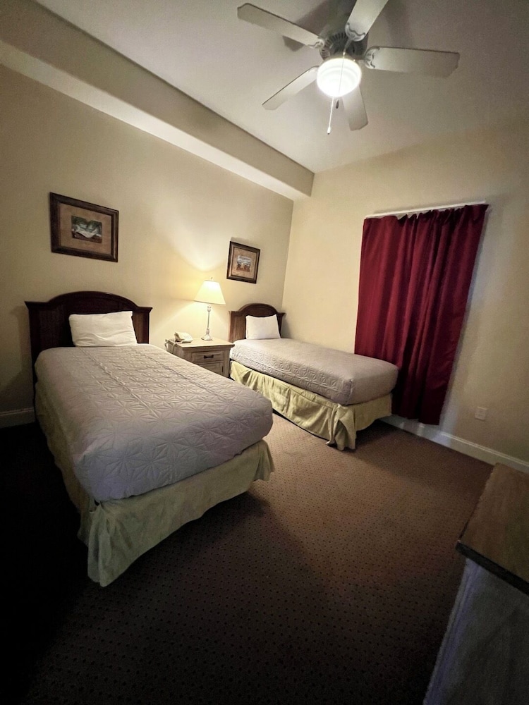 Lakefront Penthouse At Disney! 1 Mile To Disney, Minutes To Outlets, Golf, Mco! - Lake Buena Vista, FL