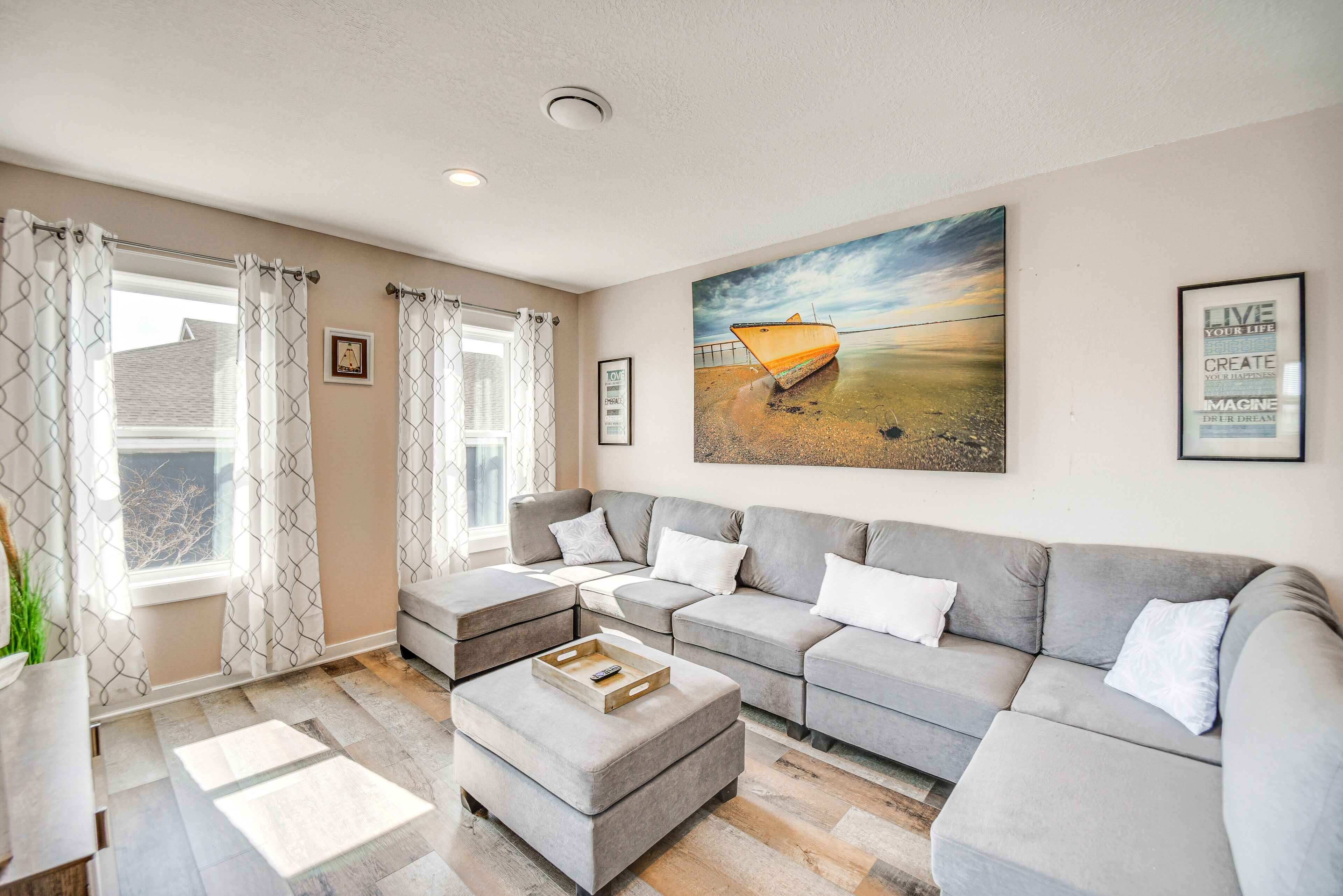 Bright Kitty Hawk Home W/ Hot Tub, Walk To Beach! - Kitty Hawk, NC