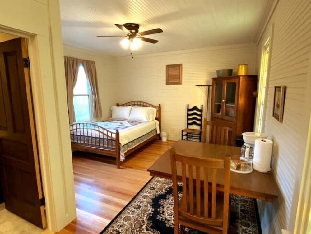 Bunkhouse Seventy-four - Cute, Quaint And Just Minutes From Jacksonville, Il - Illinois