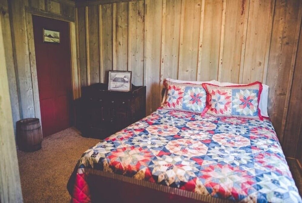Audrey's Abode - Restored Log Cabin, Country Setting, Minutes From Jacksonville - Illinois