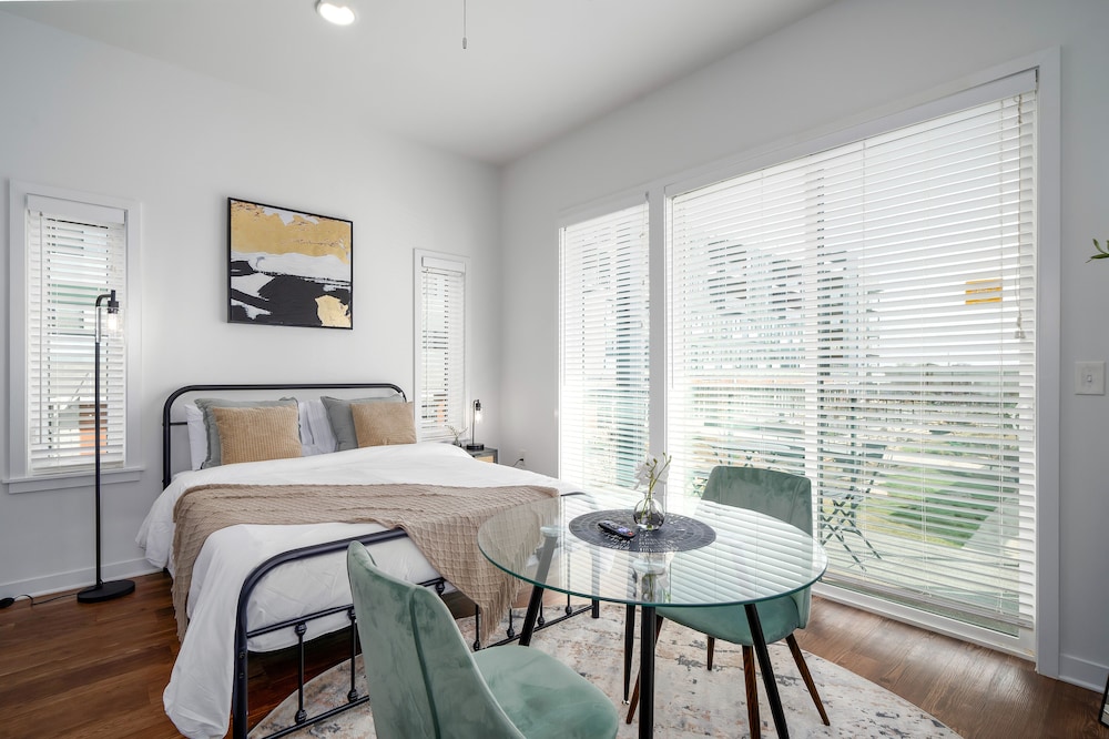 Cozy Studio W/private Balcony! - Birmingham, AL
