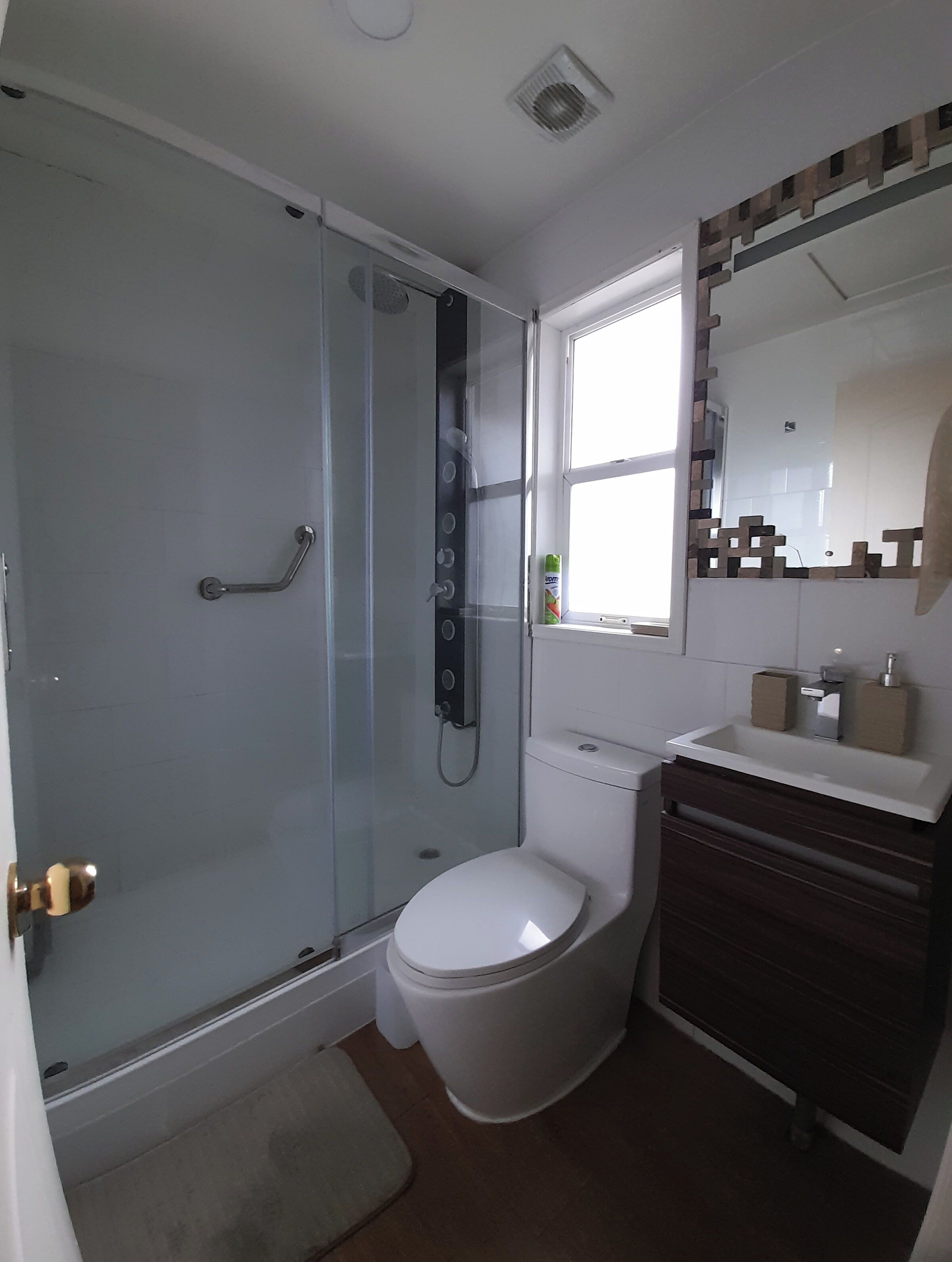 Suite Básica, vista para o jardim | Casa de banho | Um polibã, um chuveiro de hidromassagem, um secador de cabelo 