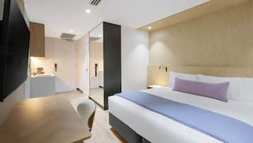 Cofre no quarto, secretária, cortinas/cortinados opacos