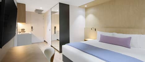 Cofre no quarto, secretária, cortinas/cortinados opacos