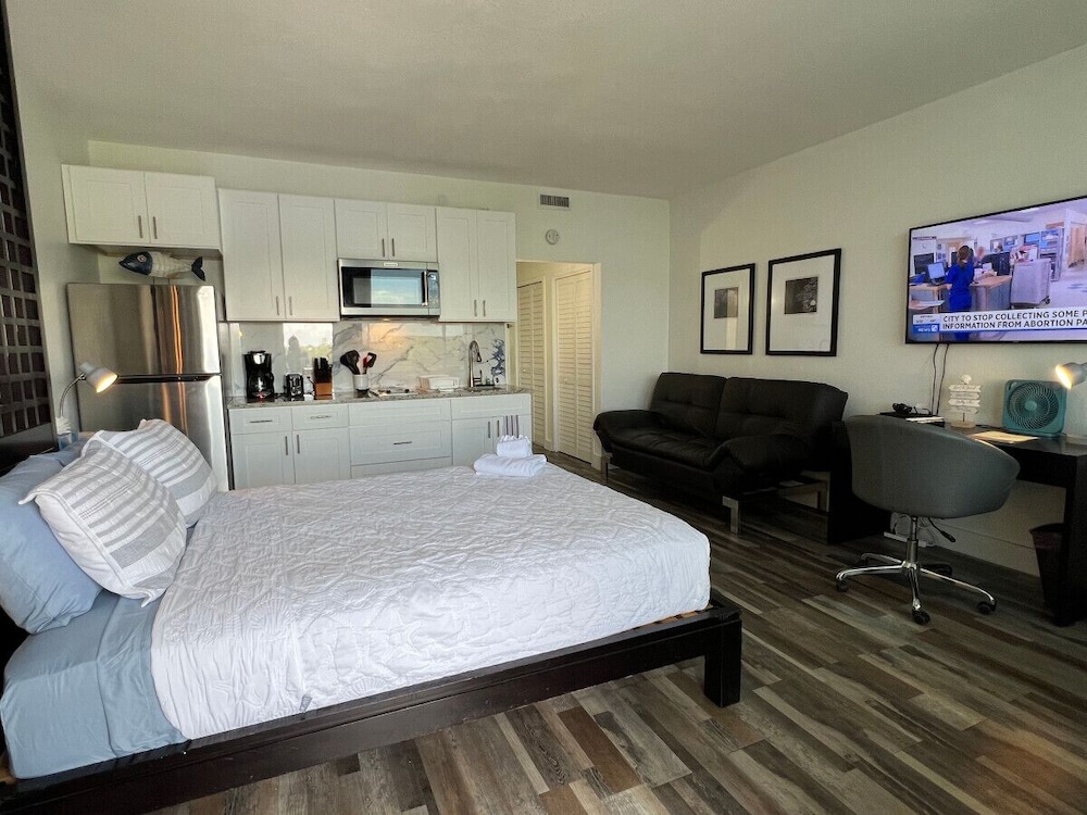 407 Vitamin Sea- Waterfront- Beach Resort-amenities, Wifi, Parking Included - Apollo Beach, FL