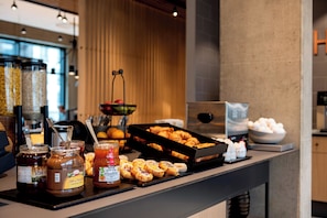Café da manhã com buffet todos os dias mediante uma taxa