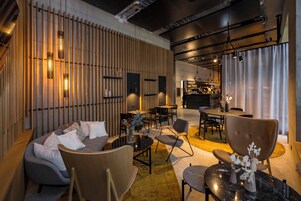 Um interior moderno com sofá, cadeiras, mesa de centro e área de refeições.