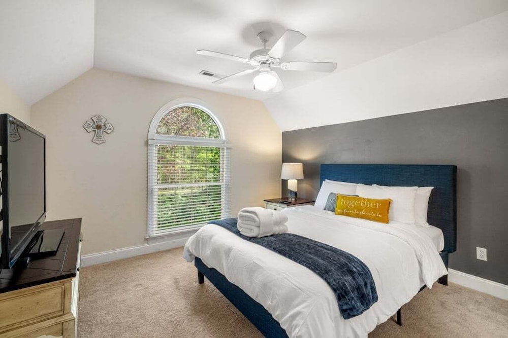 Mountain Dream | Beautiful Mountain Home With Hot Tub - Asheville, NC