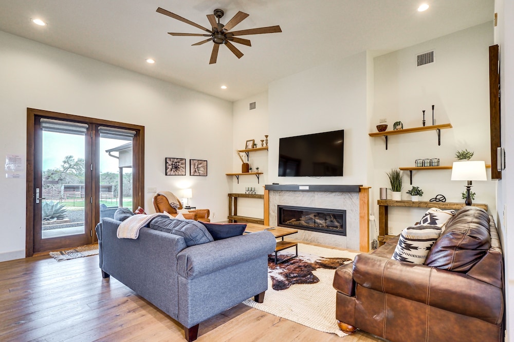 Large Group Getaway In Georgetown W/ Private Pool! - Georgetown, TX