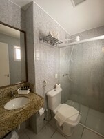 Quarto Duplo ou Twin Standard | Casa de banho | Um polibã, toalhas fornecidas