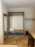 Quarto Duplo ou Twin Deluxe | Cofre no quarto, com mobília individualizada, secretária 