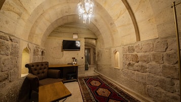 Quarto Deluxe | Sala de estar | Televisor LED de 52 polegadas com canais via satélite, piso aquecido