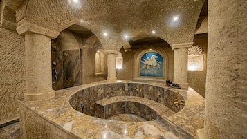 SUPERIOR KING SUITE | Casa de banho | Um polibã, um chuveiro fixo, artigos de higiene pessoal grátis