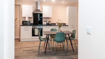 Apartamento | Cozinha privada | Um frigorífico, um micro-ondas, um forno, uma placa de cozinha