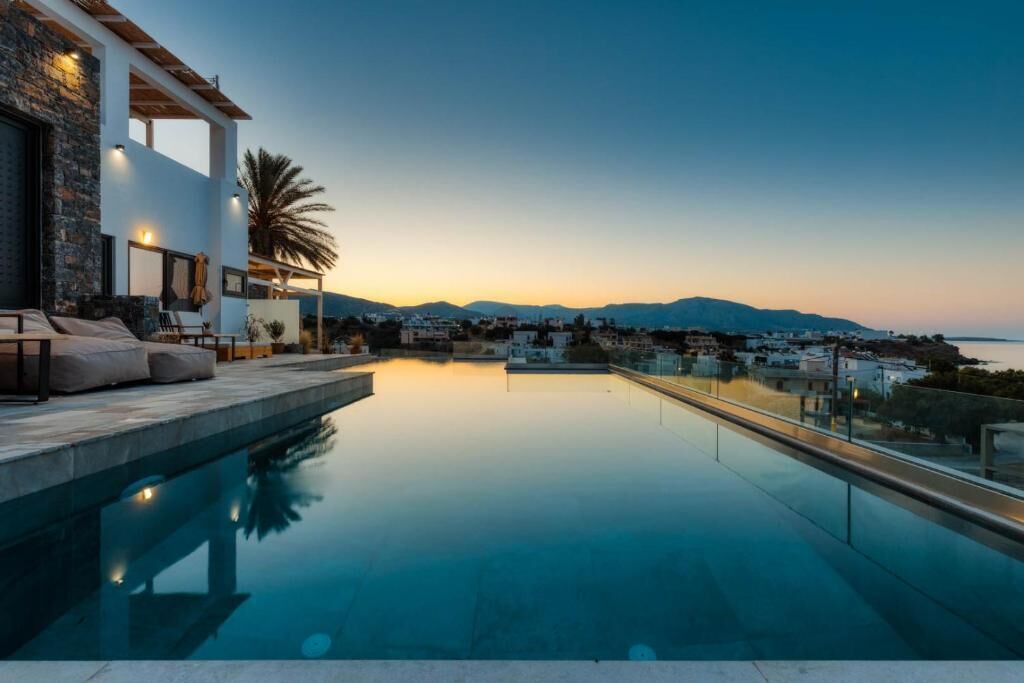 Piscina exterior, guarda-sóis, espreguiçadeiras 