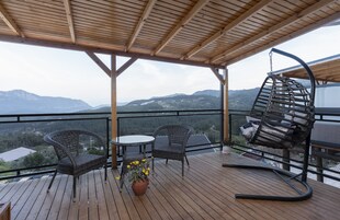 Bungalow Deluxe, 1 cama king-size, banheira de hidromassagem grande, vista para a montanha | Terraço/pátio interior