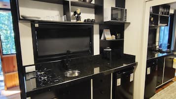 Geladeira grande, micro-ondas, cooktop, chaleira elétrica