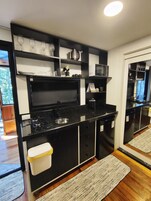 Geladeira grande, micro-ondas, cooktop, chaleira elétrica