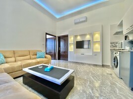 Estúdio superluxo, 1 cama King, para não fumantes, vista para a montanha | Área de estar | Smart TV 45 polegadas com canais a cabo