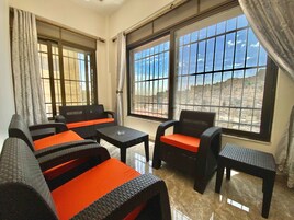 Estúdio superluxo, 1 cama King, para não fumantes, vista para a montanha | Vista da sacada