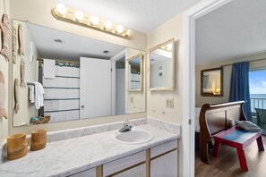 Apartamento em Condomínio Fechado, 2 quartos, vista para a praia (715A) | Casa de banho | Toalhas fornecidas