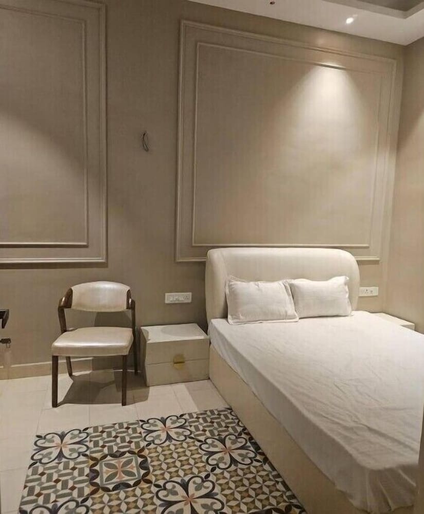 Indulge In Luxury: Banquet Hall With Pool Unveiled For Unforgettable Events - 칸푸르