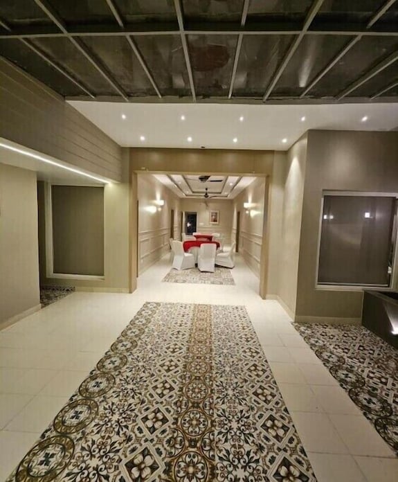 Indulge In Luxury: Banquet Hall With Pool Unveiled For Unforgettable Events - 坎普爾