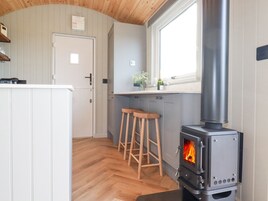 Geladeira, torradeira, talheres/pratos/utensílios de cozinha