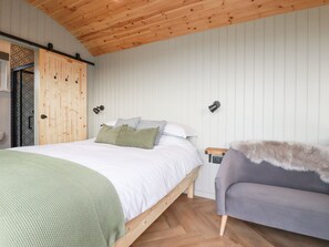 1 quarto, com decoração personalizada, com mobília individualizada 