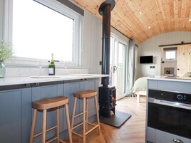 Geladeira, torradeira, talheres/pratos/utensílios de cozinha