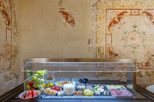 Buffet com diversas frutas, legumes e produtos lácteos.