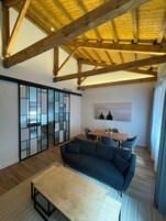 Suite Deluxe | Sala de estar | Smart TV de 40 polegadas com canais digitais 