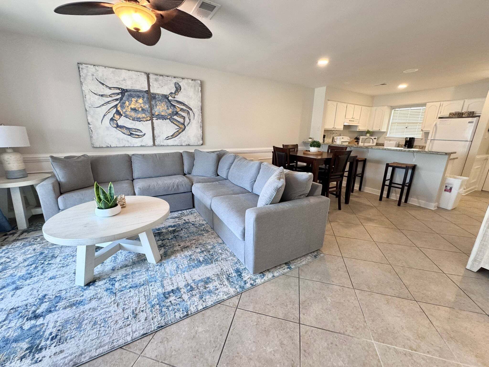 Apartamento em Condomínio Fechado, várias camas, varanda, vista para a piscina (Bayview 20) | Sala de estar