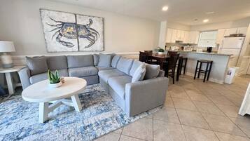Apartamento em Condomínio Fechado, várias camas, varanda, vista para a piscina (Bayview 20) | Sala de estar