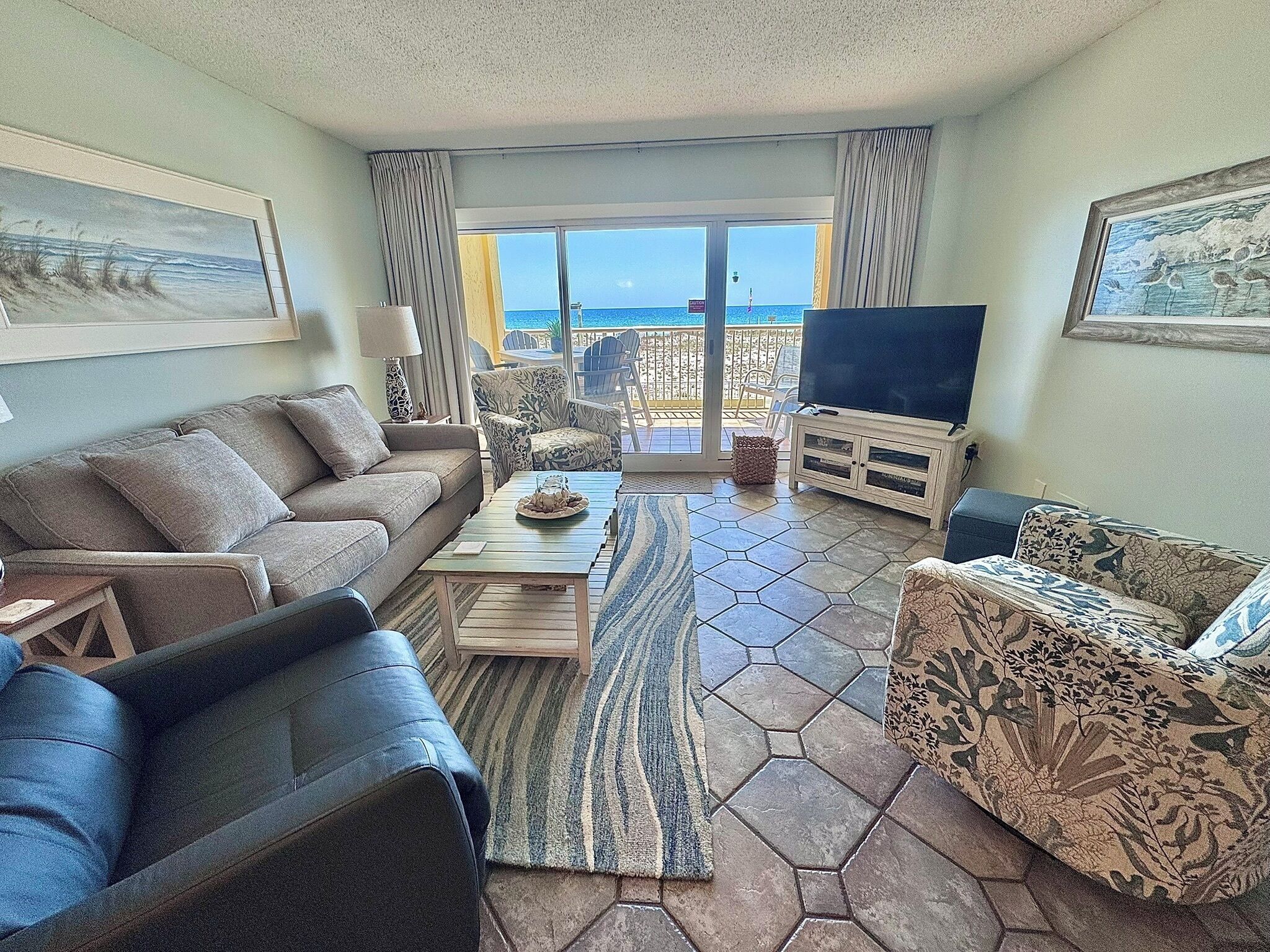 Apartamento em Condomínio Fechado, várias camas, acesso à piscina (Driftwood Towers 1D) | Sala de estar